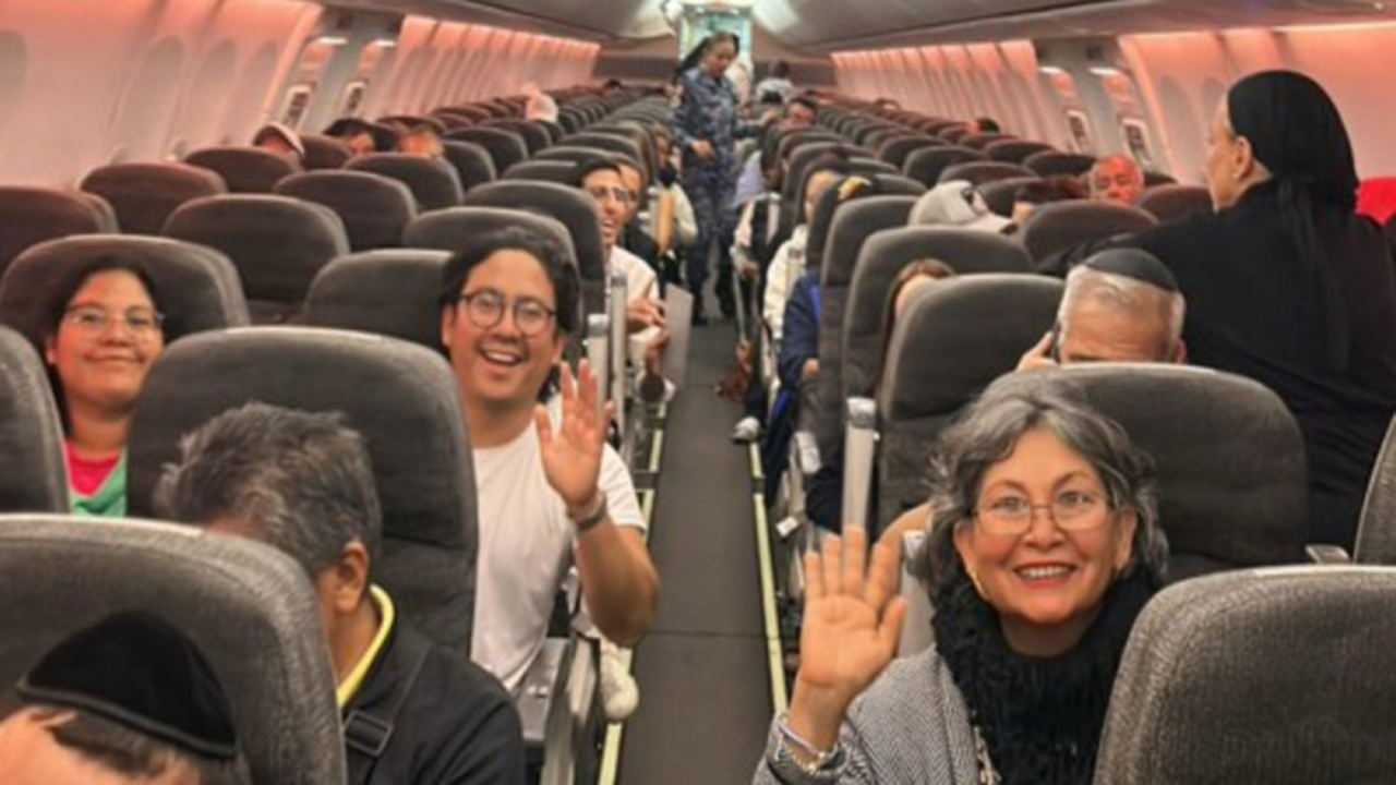 Parte el primer avión de la Sedena con 135 mexicanos rescatados de Israel - Observador Veracruzano